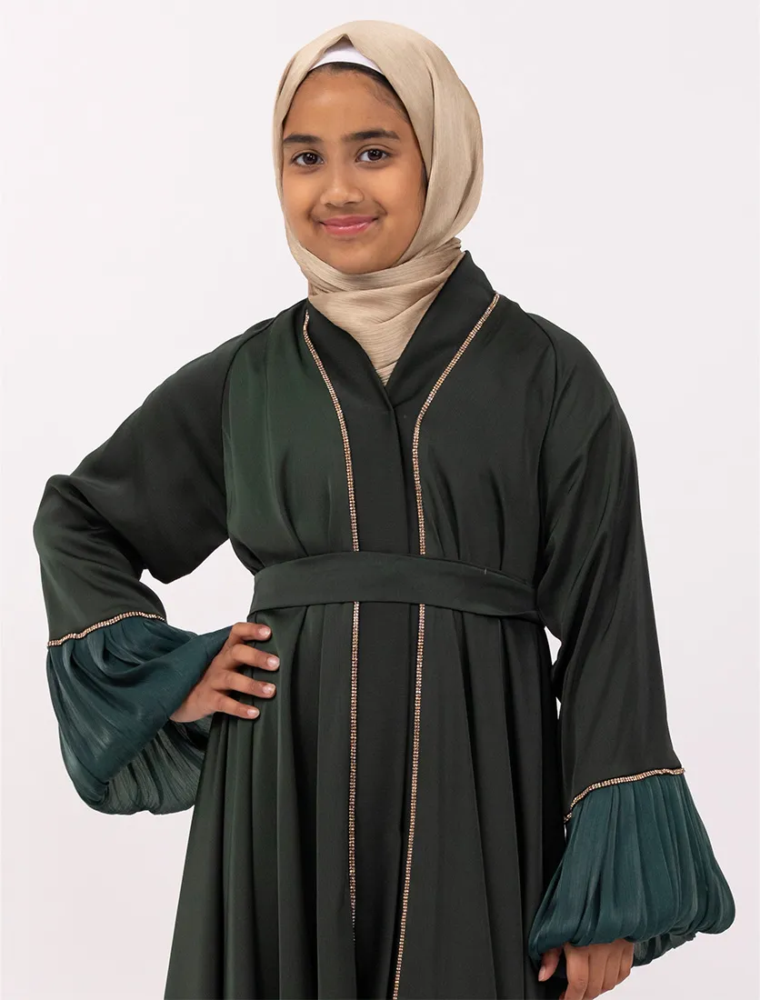 Experience sophistication and grace with this exquisite Regal Charm ...